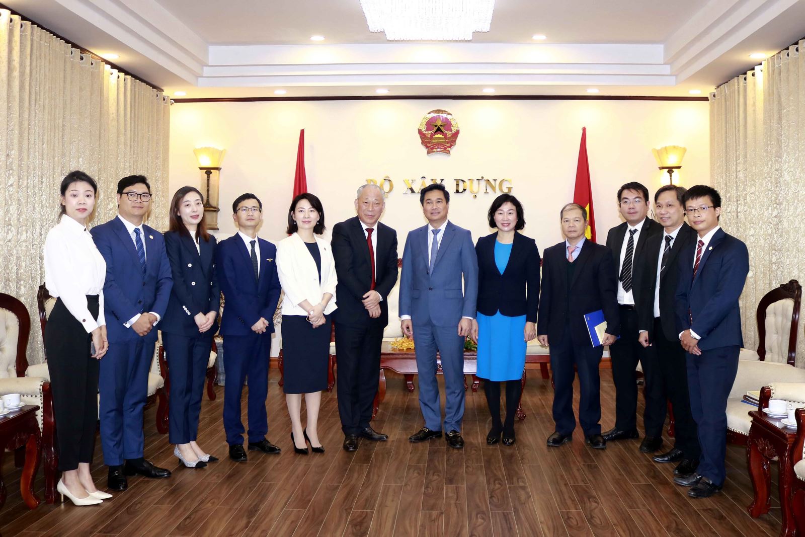 Deputy Minister Nguyen Tuong Van receives the Founder of Pacific Construction Corporation